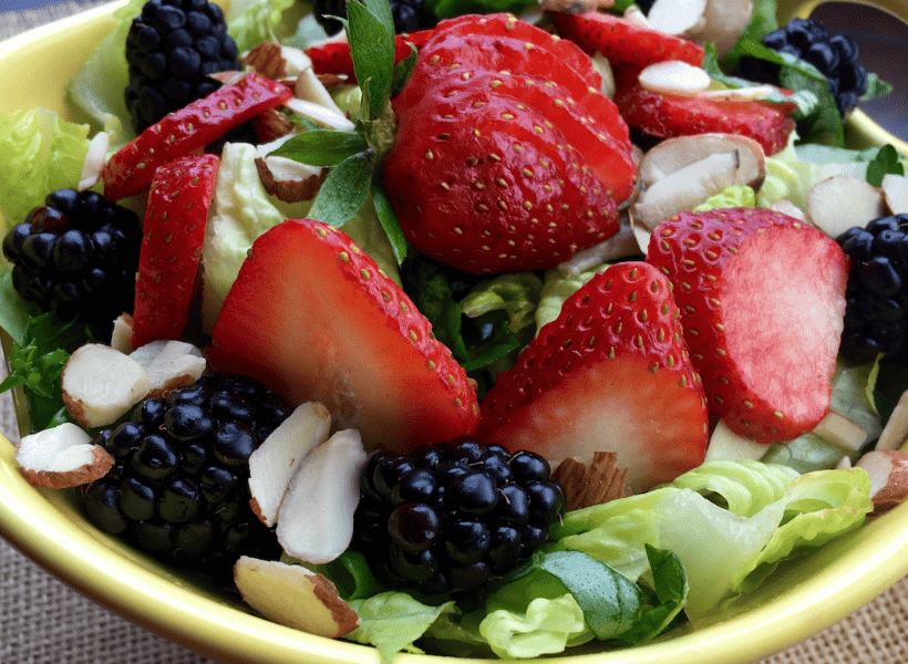 Summer Berry Salad Recipe (With Raspberry Vinaigrette)